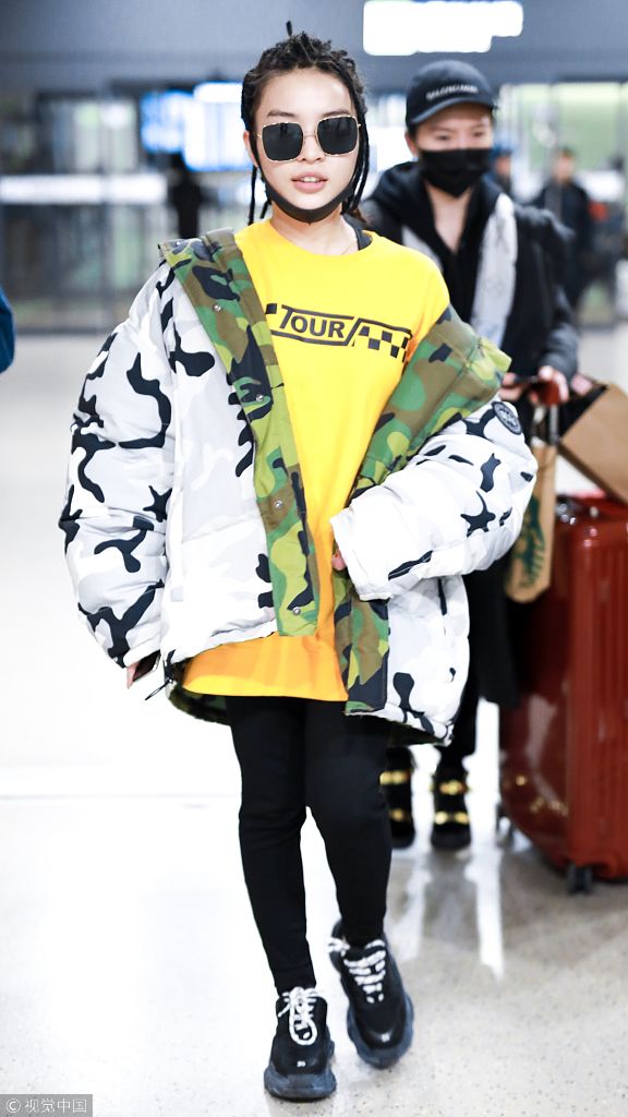 ”中国第一女rapper“vava满头脏辫朋克范 迷彩羽绒半脱酷感十足|羽绒|朋克|酷感_新浪新闻