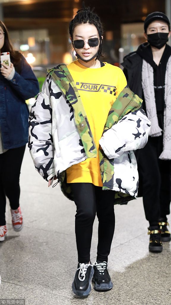 ”中国第一女rapper“vava满头脏辫朋克范 迷彩羽绒半脱酷感十足|羽绒|朋克|酷感_新浪新闻