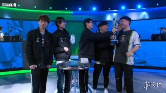 LOL》2017全明星赛LPL3:2击败LMS夺冠！Uzi卫冕Solo King_新浪游戏_手机新浪网