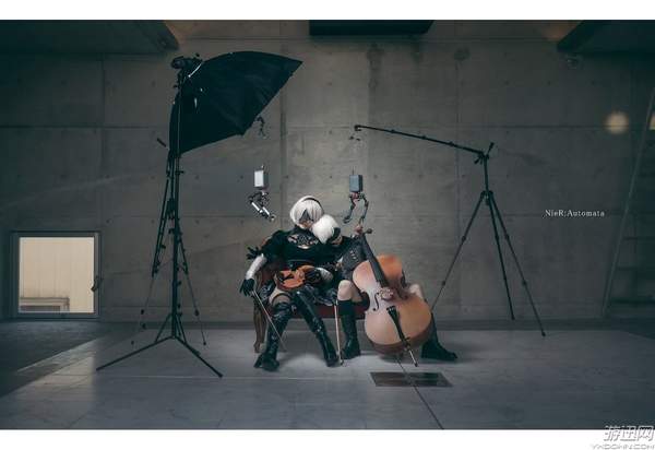 《尼尔：机械纪元》2B/9S组合COS 舔屏小姐姐光滑长腿_新浪游戏_手机新浪网