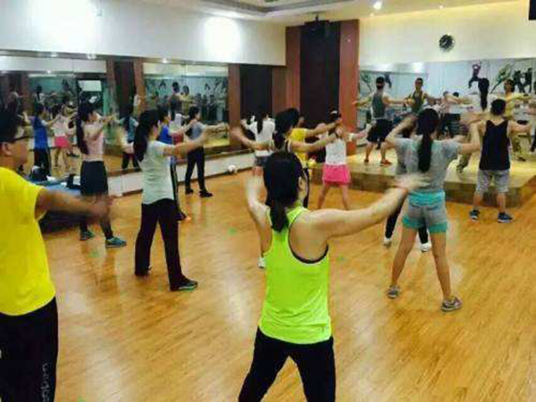 还在天天“游泳健身了解一下”？只会卖卡，活该你们倒闭|健身|钱震华|教练_新浪新闻