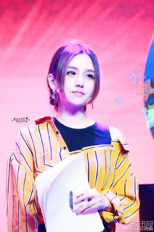 LPL美女解说Rita晒美照！粉丝情话连篇，深情“告白”_新浪游戏_手机新浪网