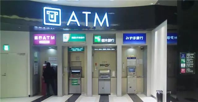 尴尬的ATM机：曾改变世界，如今正被“无现金时代”淘汰…|现金|移动支付|商业银行_新浪新闻