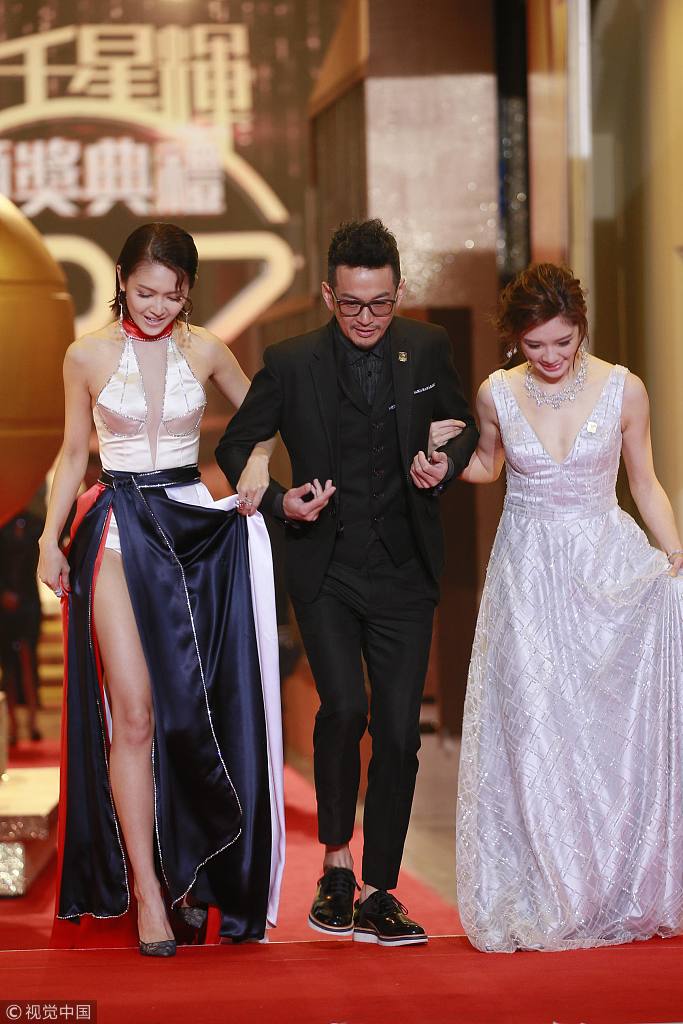 2017TVB台庆红毯：陈庭欣开衩裙性感秀美腿 不惜走光抢镜|陈庭欣|台庆|开衩裙_新浪新闻