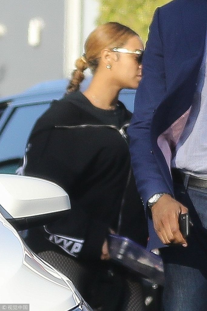 吃货！碧昂丝素颜架黑超外出健身 手提蛋糕获众人护驾露甜笑|碧昂丝|素颜|健身_新浪新闻