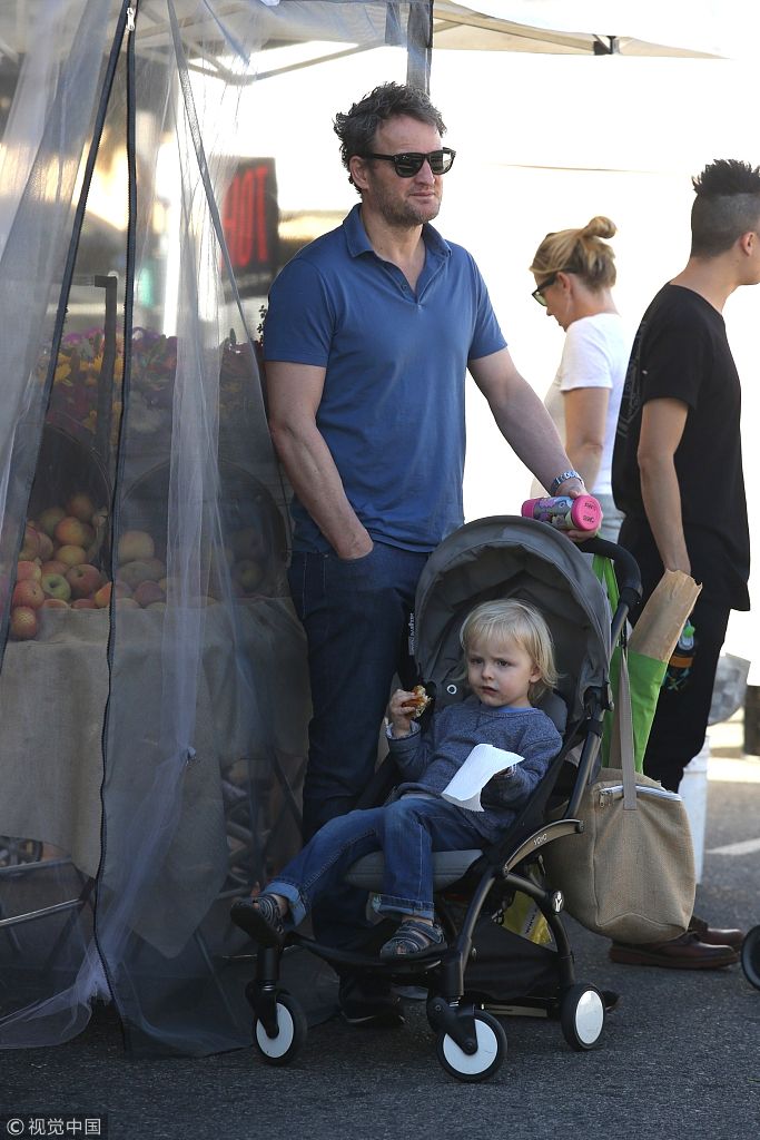 爸爸带娃！杰森·克拉克不慎“盖帽”吃货儿子 四处张望搞笑抠眼屎