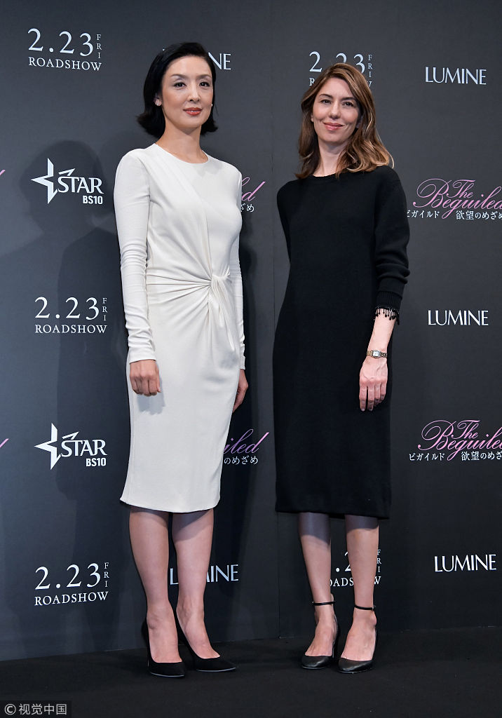 导演索菲亚·科波拉黑裙优雅获送鲜花 与草刈民代黑白配挥手甜笑|导演|索菲亚|优雅_新浪新闻