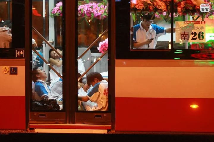夜思 一个人值不值得交往,看他疲惫时的模样手机新浪网
