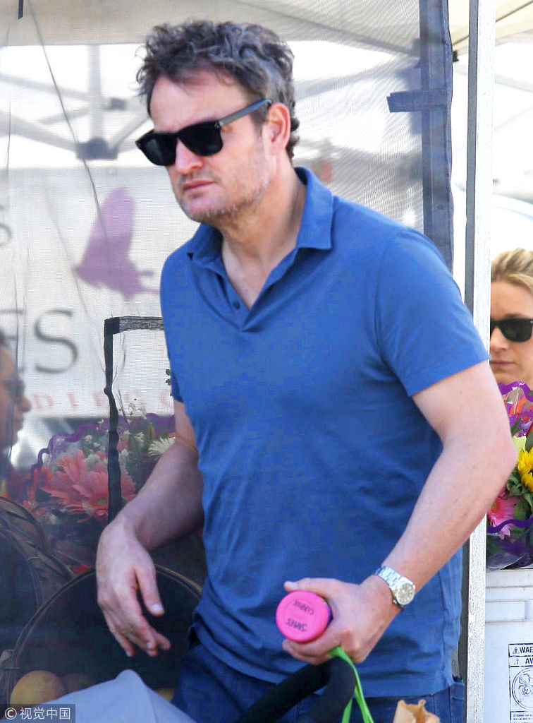 爸爸带娃！杰森·克拉克不慎“盖帽”吃货儿子 四处张望搞笑抠眼屎