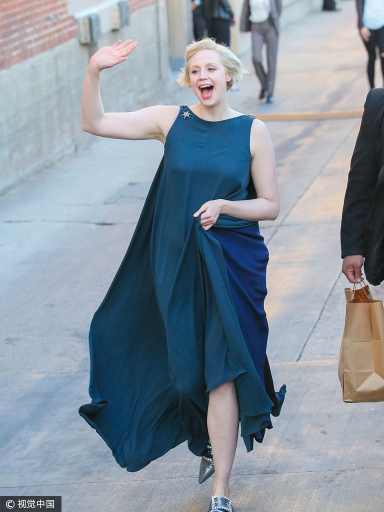 191女巨人！“美人”克里斯蒂撩斗篷嘚瑟 一蹦一跳扭起大秧歌撒欢|斗篷|大秧歌|克里斯蒂_新浪新闻