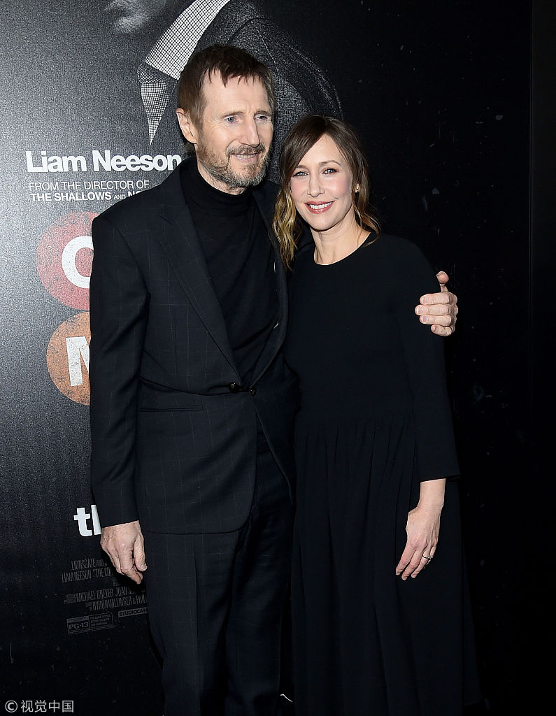 连姆·尼森大叔新片又要开始“营救”了 出席首映礼啃手指卖萌