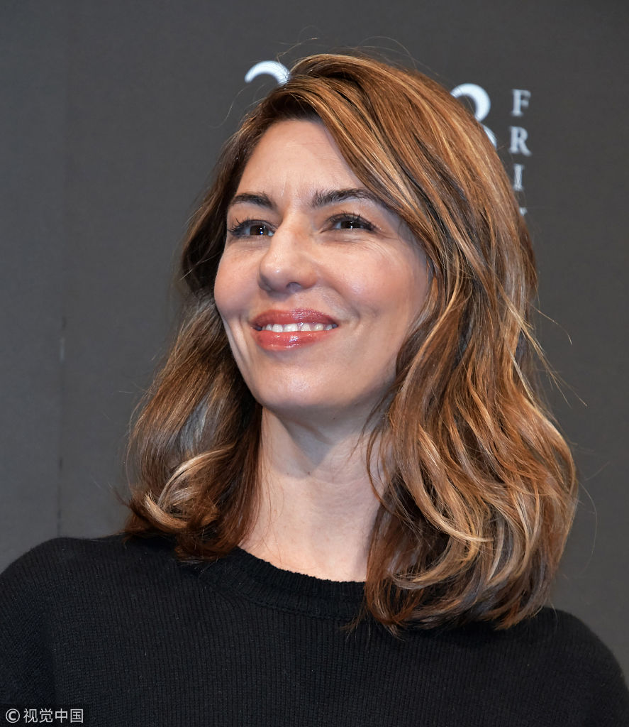 导演索菲亚·科波拉黑裙优雅获送鲜花 与草刈民代黑白配挥手甜笑|导演|索菲亚|优雅_新浪新闻