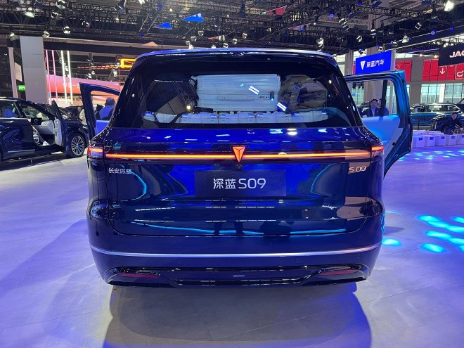 2025上海车展：深蓝S09预售23.99万起-手机新浪汽车