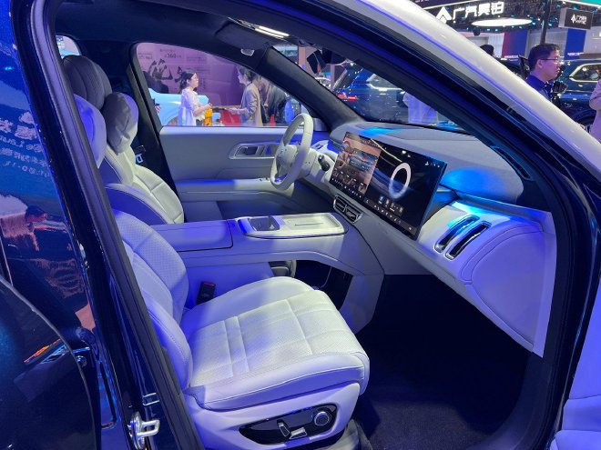 2025上海车展：深蓝S09预售23.99万起-新浪汽车