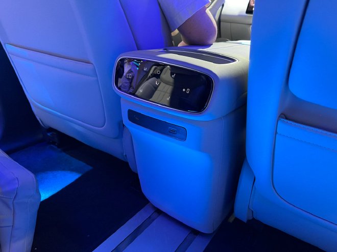 2025上海车展：深蓝S09预售23.99万起-新浪汽车